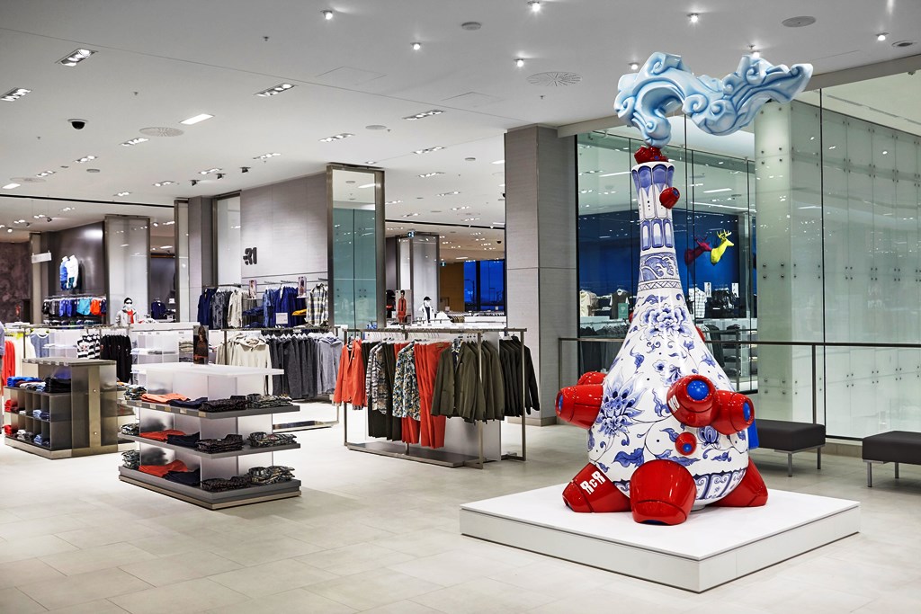 Simons Square One - Canadian Interiors